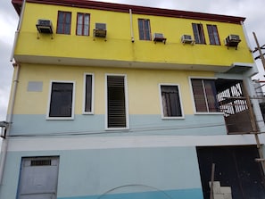Quarto (Semi Double Room - Min1 Month Stay) | Comodidades da casa de banho | Um polibã, artigos de higiene pessoal grátis, toalhas fornecidas