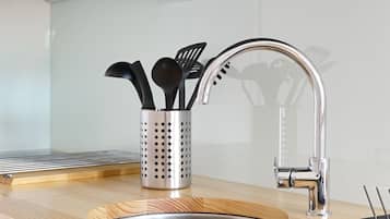 Geladeira, micro-ondas, cooktop, cafeteira/chaleira