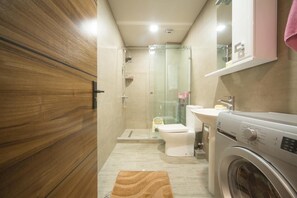 Chuveiro, produtos de toalete grátis, secador de cabelo 