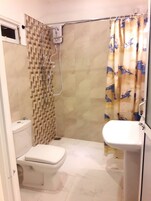 Quarto casal superluxo, 1 cama Queen, banheiro privativo, vista para a lagoa | Banheiro | Chuveiro, produtos de toalete grátis, secador de cabelo, bidê