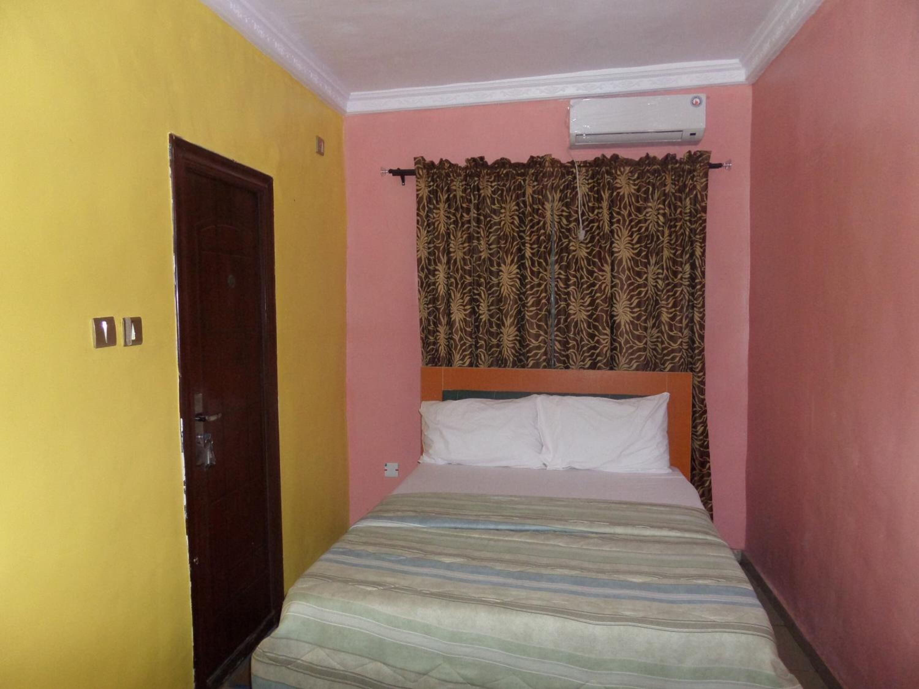 Roupas de cama premium, cofres nos quartos, escrivaninha