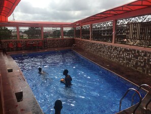 Piscina exterior, guarda-sóis, espreguiçadeiras 