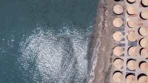 Uma praia privada, praia de areia branca, toldos de praia gratuitos 
