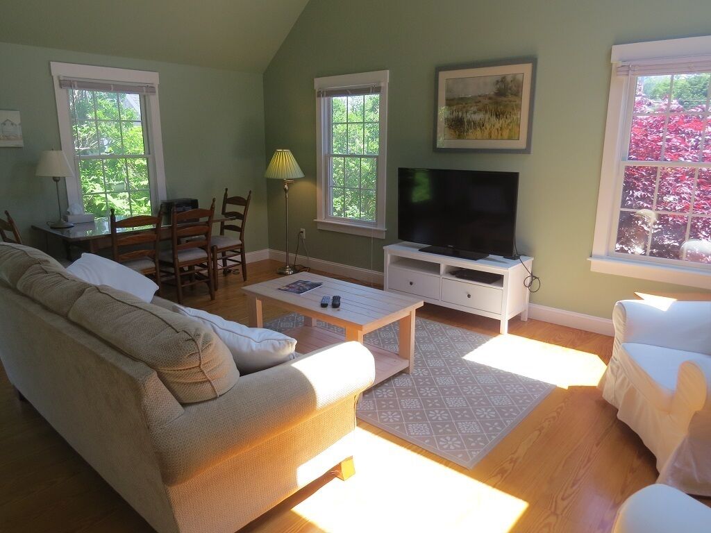 Wonderful Cottage Located In The Heart Of Downtown Chatham......steps To Everything. - Chatham, MA
