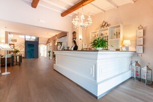 Área de estar no saguão