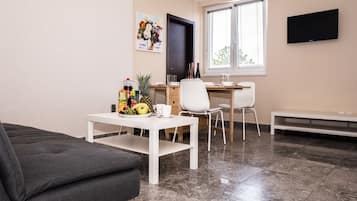 Suíte luxo, 2 quartos, cozinha americana, no pátio | 1 quarto, frigobar, escrivaninha, cortinas blackout