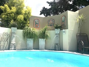 Piscina exterior, espreguiçadeiras
