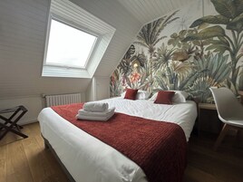Quarto Duplo | Com decoração personalizada, com mobília individualizada, secretária