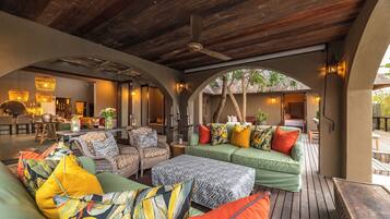 Bangalô conforto, 4 quartos | Área de estar | Lareira