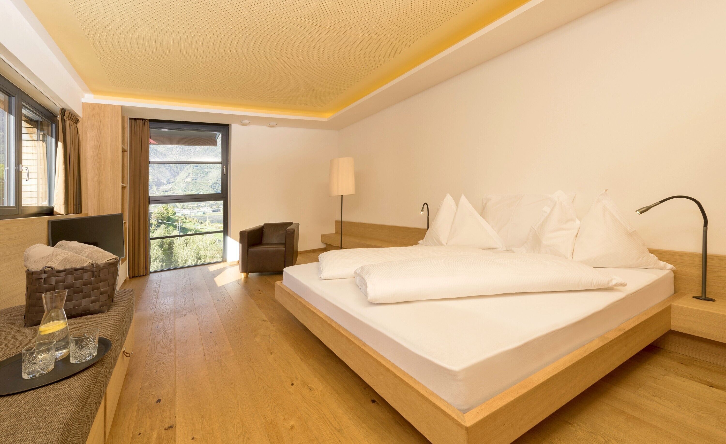 Roupa hipoalergénica, minibar, cofre no quarto, secretária 