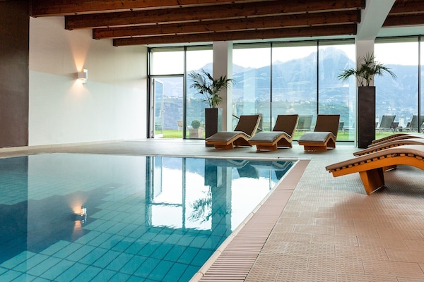 Piscina interna, piscina externa, espreguiçadeiras