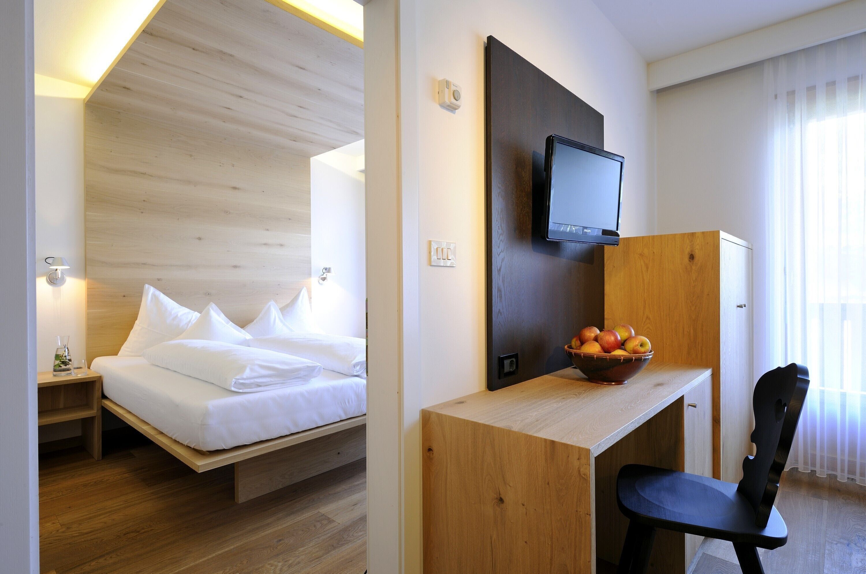 Roupa hipoalergénica, minibar, cofre no quarto, secretária 