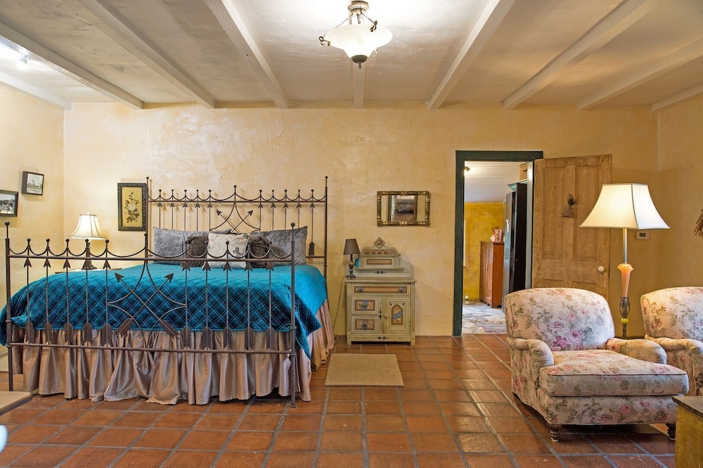Annie's Cabin At The Austin Street Retreat - Fredericksburg, TX