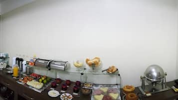 Café da manhã com buffet grátis todos os dias