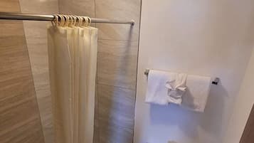 Quarto Individual Standard, 1 cama king-size, frigorífico e micro-ondas, vista para a montanha | Casa de banho | Uma combinação polibã/banheira, artigos de higiene pessoal grátis