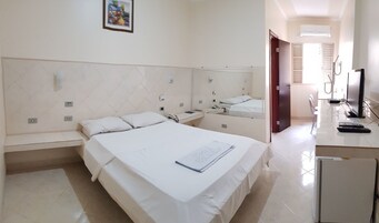 1 quarto, secretária, secretária adequada para computadores portáteis 