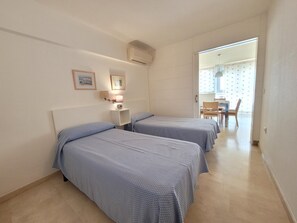 Ferro/tábua de engomar, roupa de cama fornecida 