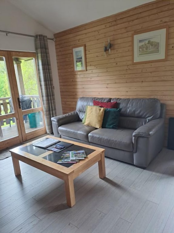 Honeysuckle Single Storey Log Cabin, Sleeps Up To 4 - Richmond Castle