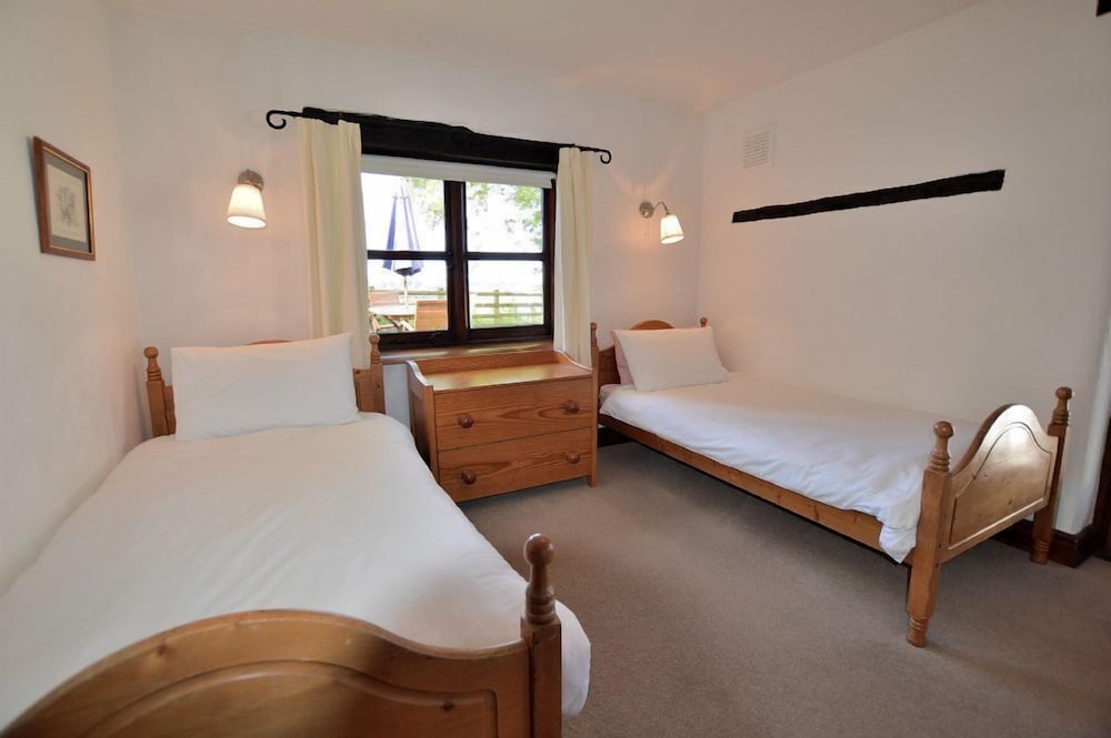 Spacious 3 Bedroom Country Cottage, Indoor Pool & Sauna, Conservatory - Devon