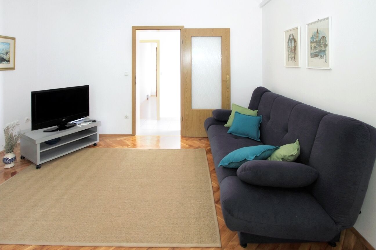 2-zimmer-ferienwohnung Mit Terrasse Und Meerblick Trogir (A-11895-b) - Trogir