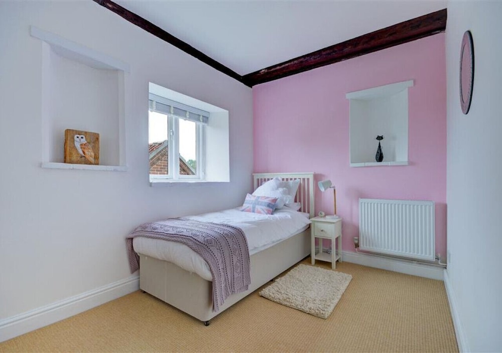 Barn End - Four Bedroom House, Sleeps 6 - Norfolk