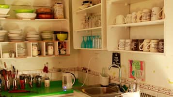 Geladeira grande, micro-ondas, fogão, cooktop