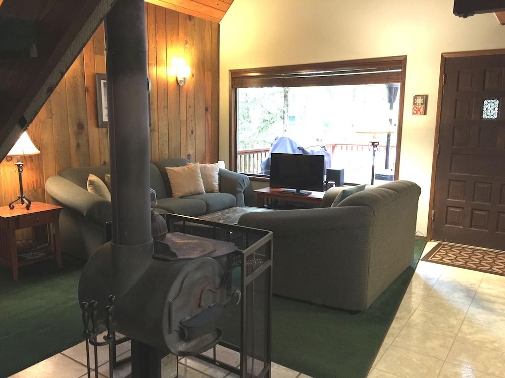 Snowline Cabin #98 A Pet Friendly Cabin With A Wood Stove, Hot Tub And Wifi! - Glacier, WA