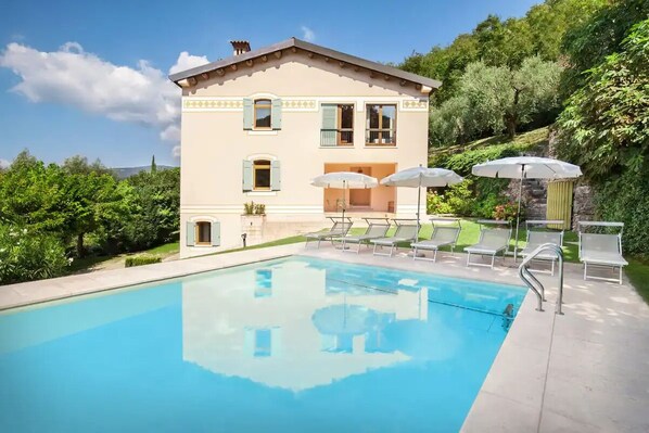 Villa, 5 quartos, vista parcial para o lago | 5 quartos, com decoração personalizada, com mobília individualizada 