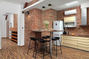 Apartamento de Luxo, 3 quartos | Cozinha privada | Uma cafeteira/bule, um frigorífico, um micro-ondas