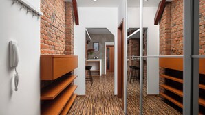 Um interior moderno com paredes de tijolo aparente, prateleiras de madeira e piso estampado.
