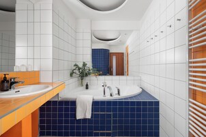 Apartamento de Luxo, 3 quartos | 3 quartos, secretária adequada para computadores portáteis