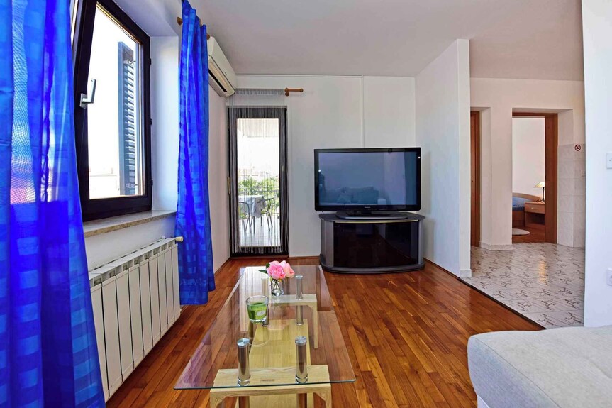 Holiday Apartment With Balcony And Pool - Novigrad