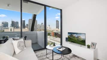 Apartamento, 2 quartos, 2 casas de banho, Vista para a cidade | Sala de estar | Televisor LCD de 50 polegadas com canais digitais, televisor