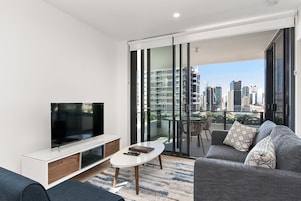 Apartamento, 2 quartos, 2 casas de banho, Vista para a cidade | Sala | Televisor LCD de 50 polegadas com canais digitais, televisor