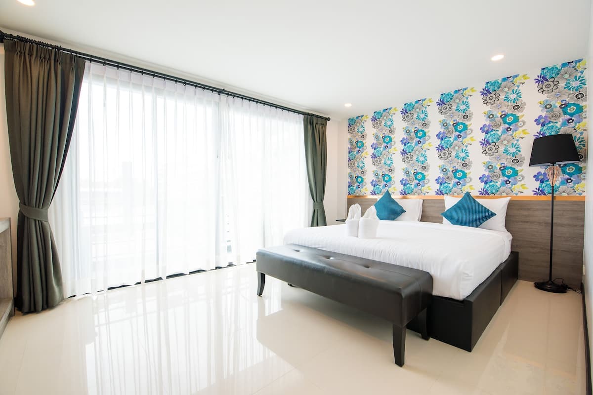 Cofre no quarto, cortinas/cortinados opacos, camas desdobráveis