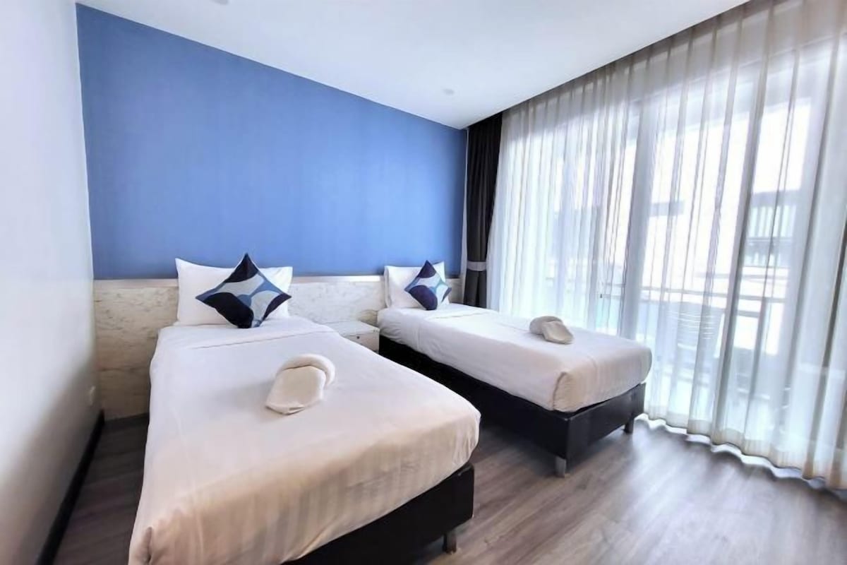Cofre no quarto, cortinas/cortinados opacos, camas desdobráveis 