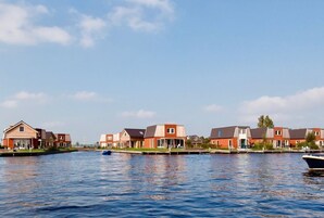 Uma área residencial à beira-mar, com casas ao longo de um canal.