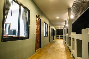 Quarto Twin Superior, 2 camas individuais, não fumadores, acesso à piscina | Cofre no quarto, camas desdobráveis, Wi-fi grátis