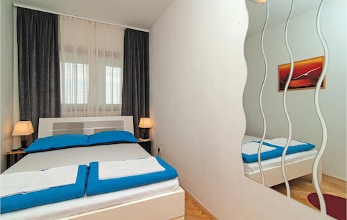 Awesome Home In Kucine Solin With Hot Tub, Wifi & 7 Bedrooms - Croatia