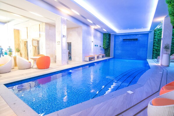 Piscina interior, da(s) 7:00 à(s) 22:00, espreguiçadeiras 