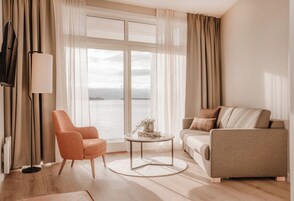 Suite, varanda, vista para o mar (Oceanfront) | Secretária, cortinas/cortinados opacos, ferro/tábua de engomar 