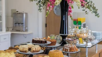 Café da manhã com buffet grátis todos os dias