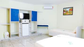 Frigobar, cofres nos quartos, escrivaninha, cortinas blackout