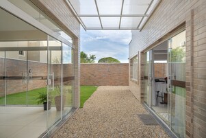 Quarto casal standard, sacada | Área de estar | TV