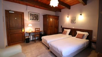 Minibar, cofre no quarto, Wi-fi grátis, roupa de cama fornecida