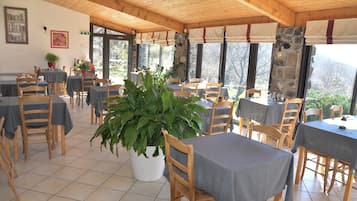 Pequenos-almoços, almoços, jantares servidos, cozinha local