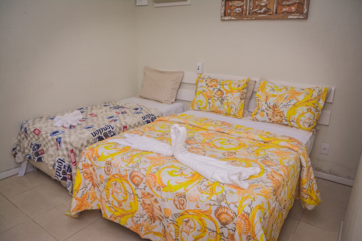 Quarto triplo tradicional | Roupas de cama antialérgicas, frigobar, espaço de trabalho para notebook