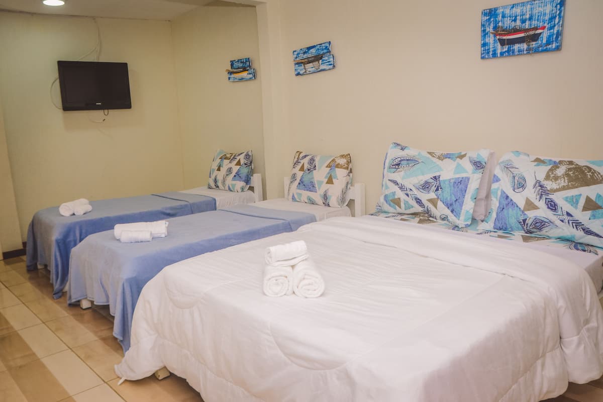 Quarto quádruplo tradicional | Roupas de cama antialérgicas, frigobar, espaço de trabalho para notebook