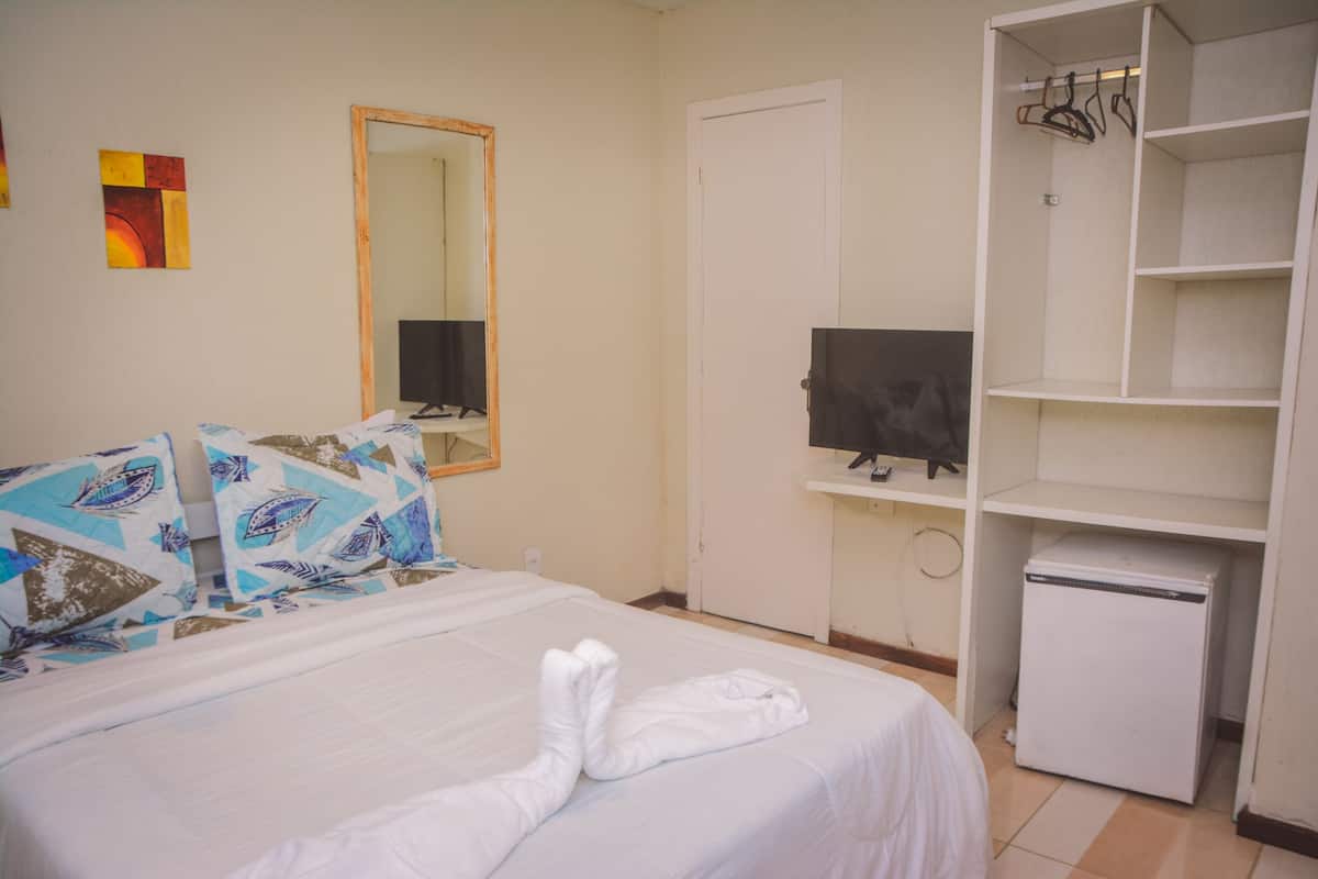 Quarto casal tradicional | Roupas de cama antialérgicas, frigobar, espaço de trabalho para notebook