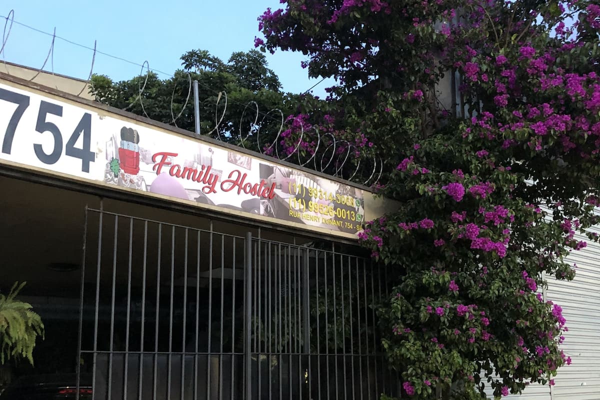 Ferros/tábuas de passar roupa, Wi-Fi de cortesia, roupa de cama